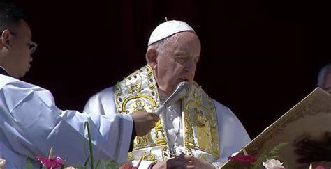 Francisco urge en la bendición Urbi et Orbi a crecer en un camino de