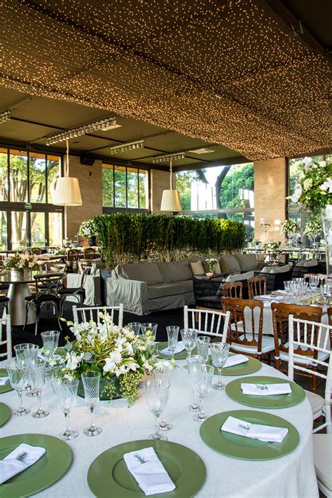Decoração em verde e branco luzinhas Constance Zahn Casamentos