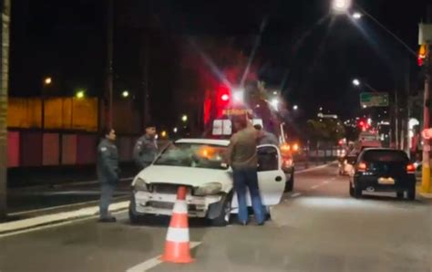 Motorista avança sinal vermelho atropela motociclista e foge sem