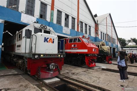 Satu Abad Depo Sidotopo Daop Hadirkan Lokomotif Livery Vintage