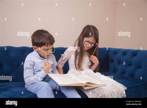 Bruder Und Schwester Haben Allein Zu Hause Spaß Lesen Spielen Für Die Schule Stockfotografie