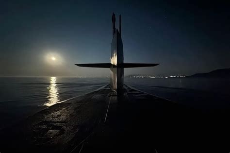 Estados Unidos envía un submarino nuclear y aviones F 22 a Medio