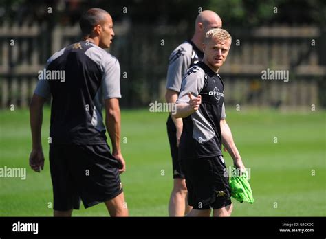 Fulhams Damien Duff Left And Bobby Zamora During Training Hi Res Stock