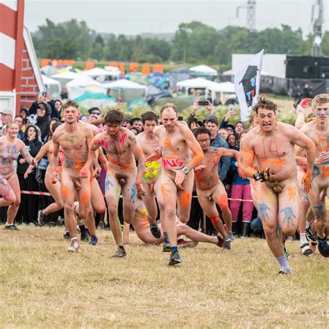 FOTOSERIE Fart over feltet i Roskilde Festivals nøgenløb