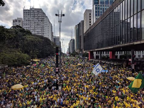 Manifestantes realizam atos pró Bolsonaro em Brasília e outras capitais