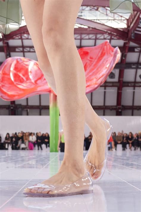 Na De Naked Dress In 2022 Wordt 2023 Het Jaar Van De Naked Shoe