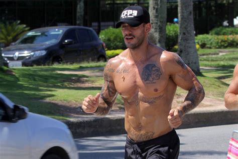 Lucas Lucco exibe corpo perfeito no Rio de Janeiro Notícias
