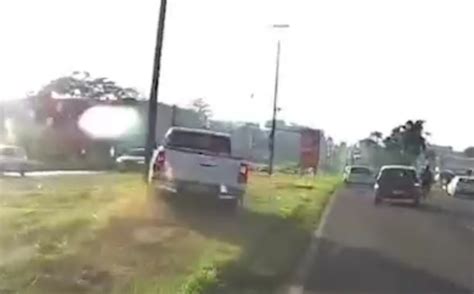 Vídeo Traficante foge da PRF invade pista contrária e atinge imóvel