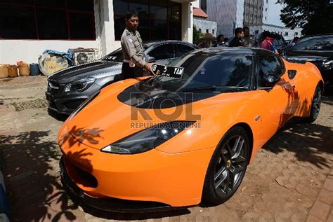 Polisi Amankan Dua Mobil Mewah Berplat Palsu Republika Online