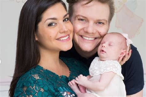 Thais Fersoza esposa de Michel Teló surge bebê no colo mais um
