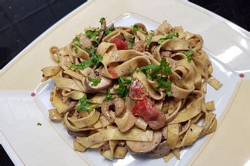 Tagliatelle mit Garnelen in schwarzer Knoblauch Safran Sahnesoße von
