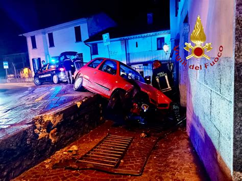Auto Fuori Strada Nella Notte Ad Argegno Lievi Ferite Per Una Giovane