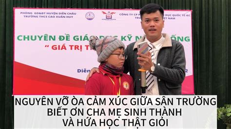 Học sinh trường THCS Cao Xuân Huy Diễn Châu xúc động khóc giữa sân