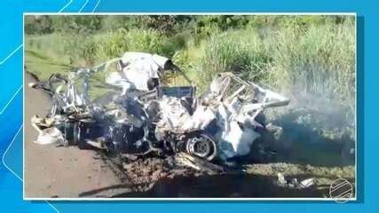 Motorista morre ao colidir contra caminhão e corpo fica carbonizado na