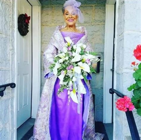 Dai Un Occhiata A Questa Sposa Una Donna Di Anni Si Sposata Per