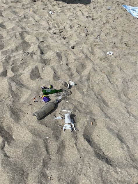 Isola Delle Femmine Dopo La Notte Di Ferragosto Sulla Spiaggia Restano
