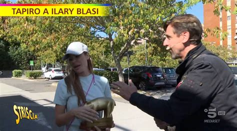 Ilary Blasi Si Becca Il Tapiro D Oro E Lancia Una Stoccata A Totti E Noemi