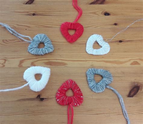 DIY déco de pompons et cœurs en laine pour le sapin de Noël Femme
