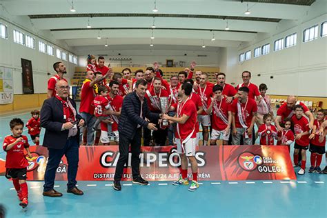 Seniores da Casa Benfica Golegã recebem medalhas e troféu de campeão