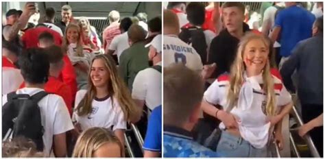 Así anima una aficionada a su selección topless en pleno metro