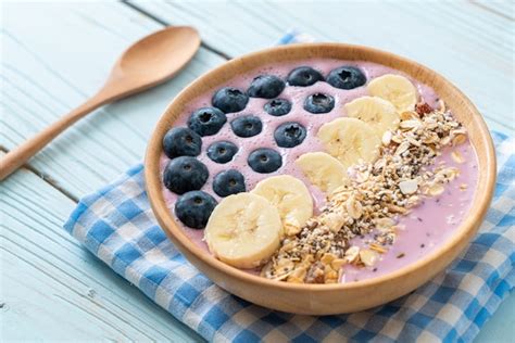 Bol con yogur arándanos plátano y granola Foto Premium