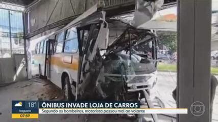 V Deo Motorista Passa Mal Ao Volante Nibus Escolar Bate Em Poste E