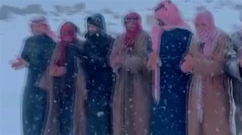 Suudi Arabistanda kar sevinci Müzik çalıp oynadılar VİDEO İZLE