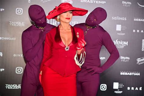 Em Baile De Halloween Fl Via Alessandra Surpreende Ao Aparecer Vestida