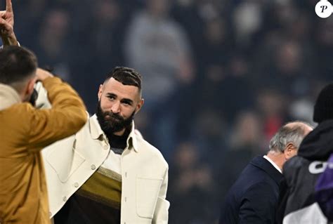 Karim Benzema Pr Sente Son Ballon D Or Aux Supporters Lyonnais La Mi