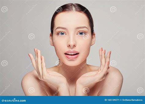 Bonita Chica Con El Pelo Castaño Limpia Piel Fresca Hombros Desnudos