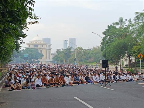 Warga Muhammadiyah Salat Idulfitri Di Jalan Pahlawan