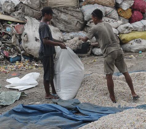 Kisah Inspiratif Pria Lulusan SD Berhasil Bikin Alat Ubah Sampah