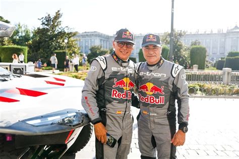 Carlos Sainz Y Lucas Cruz Al Volante Del Audi RS Q E Tron Por Madrid