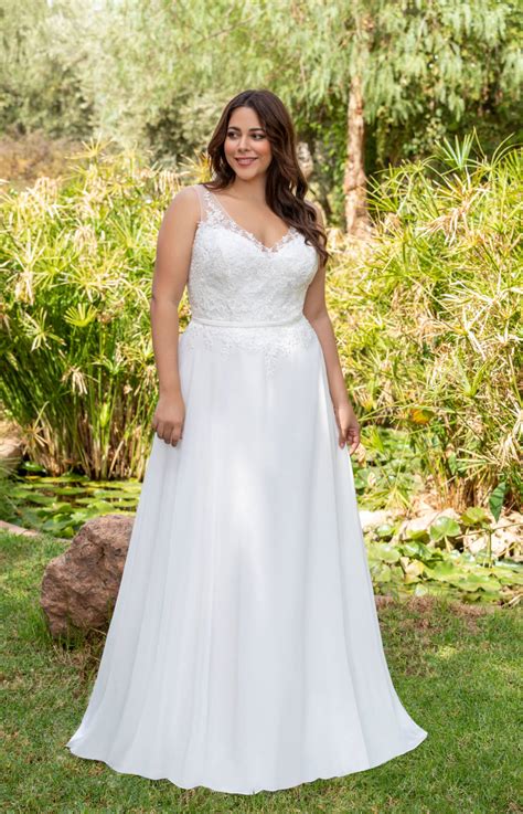 Curvy 248 03 Robes de mariées avec retouche sur mesure Belgique