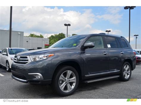 Magnetic Gray Metallic Toyota Highlander Limited Photo
