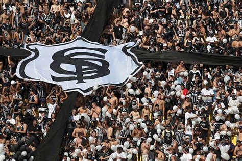 Corinthians é punido por cantos homofóbicos e terá que fazer jogo