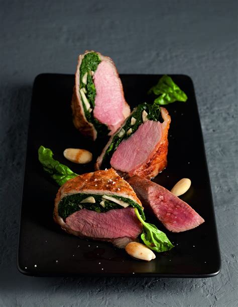 Selle dagneau rôtie farcie aux épinards et amandes par École de