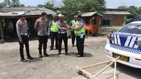 Jalur Karawang Banyak Ranjau Paku Polisi Kerahkan Tim Sapu Bersih