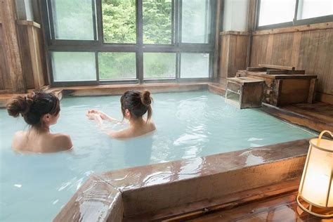 Hàng nghìn phụ nữ bị quay lén khi tắm suối nước nóng ở Nhật Báo Pháp