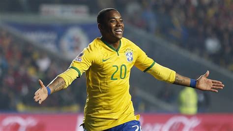 STJ dá 15 dias para Robinho contestar transferência da pena para o