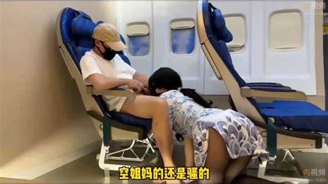 Nữ tiếp viên đít bự lên cơn nứng van xin anh khách bắn tinh vào mồm