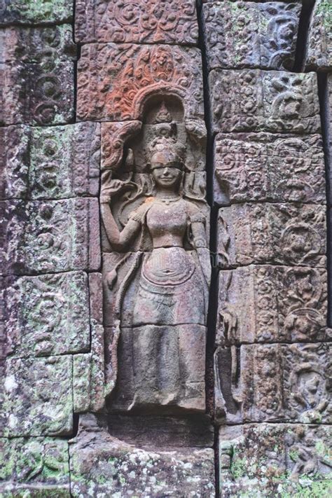 Escultura De Apsara Na Parede Do Templo Em Angkor Foto De Stock