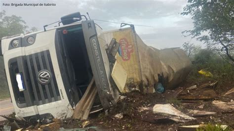 Caminhão tomba na BR 356 em Itabirito e passageiro tem fratura