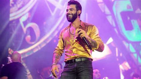 Fã sofre acidente ao invadir palco do show de Gusttavo Lima assista