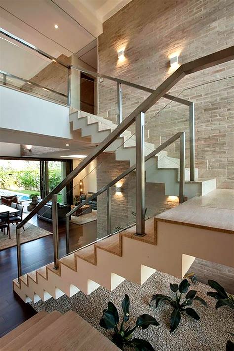Una breve guía para aprovechar el espacio debajo de las escaleras