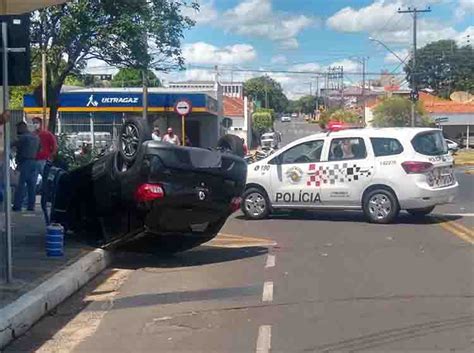 Colisão provoca capotamento de veículo em cruzamento