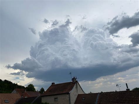Météo Pluies diluviennes grosses rafales de vent et grêlons énormes