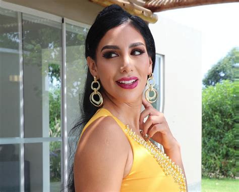 Leysi Suárez Se lució con look veraniego con top romántico y falda corta