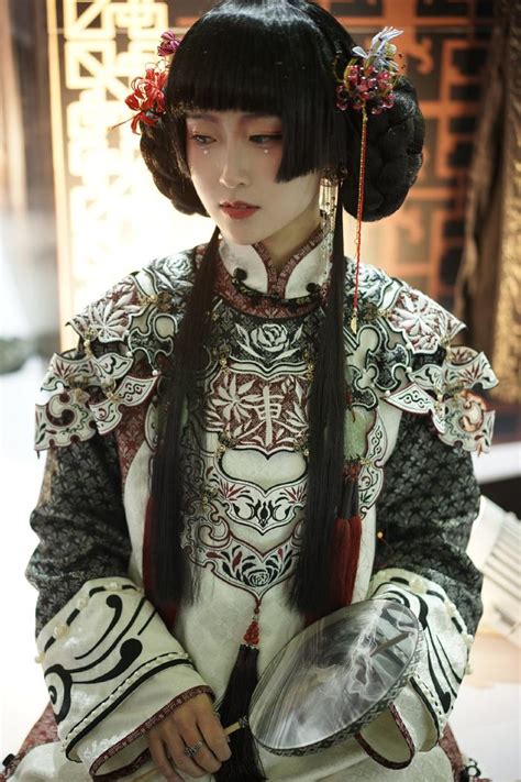 出其东门，有女如云。虽则如云，匪我思存。缟衣綦巾，聊乐我员……