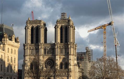 Notre Dame de Paris renaît de ses cendres et retrouve sa croix
